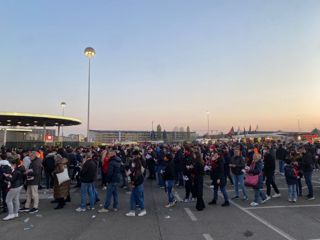 MP FOTO - San Siro torna al 100%: i tifosi in fila per entrare allo ... MP FOTO - San Siro torna al 100%: i tifosi in fila per entrare allo ...